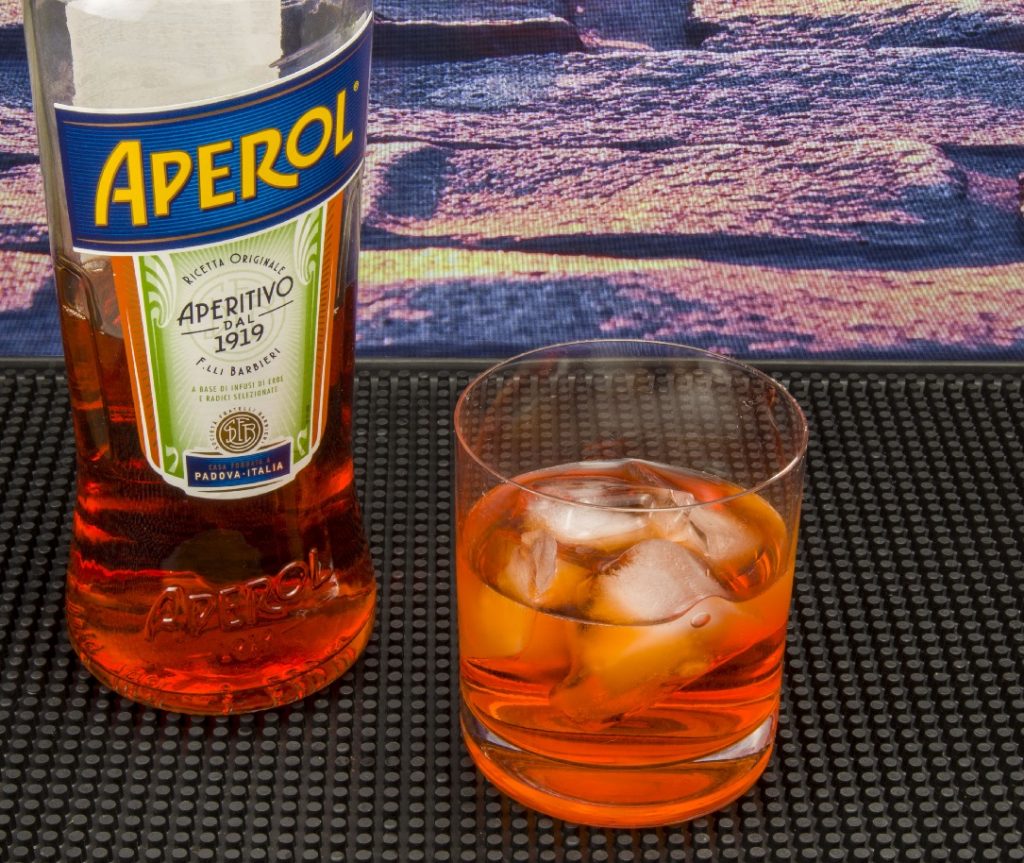 Как пить Апероль (Aperol), чем разбавлять и закусывать